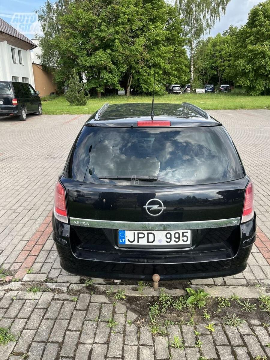 Black Opel Astra 2006 in Alytus, with an engine capacity of 1.80 L and mileage of 267 thousand km for 1000 €, photo 4 on AUTOMOTO.COM.LV