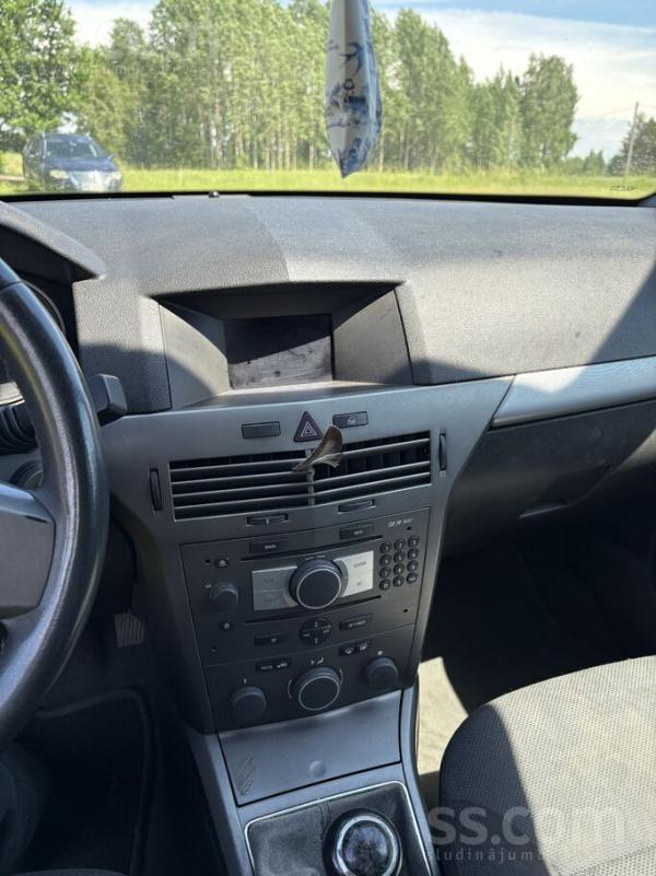 Melns Opel Astra 2006 Cēsis, ar dzinēja tilpumu 1.90 L un nobraukumu 360 tūkst. km par 1700 €, foto 5 vietnē AUTOMOTO.COM.LV