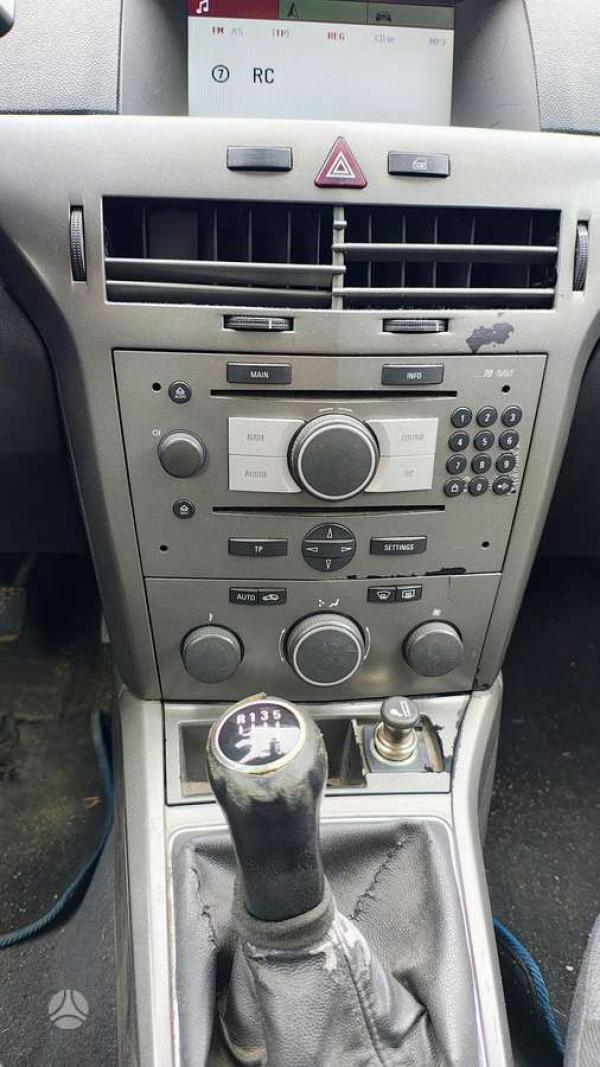 Black Opel Astra 2006 in Kaunas, with an engine capacity of 1.91 L and mileage of 319 thousand km for 600 €, photo 7 on AUTOMOTO.COM.LV