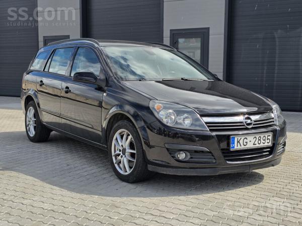 Black Opel Astra 2006 in Liepaja, with an engine capacity of 1.90 L and mileage of 278 thousand km for 1490 €, photo 4 on AUTOMOTO.COM.LV