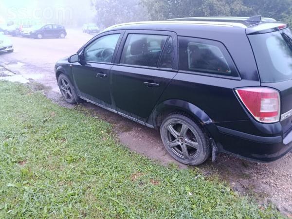 Black Opel Astra 2006 in Jekabpils, with an engine capacity of 1.90 L and mileage of 371 thousand km for 2100 €, photo 1 on AUTOMOTO.COM.LV