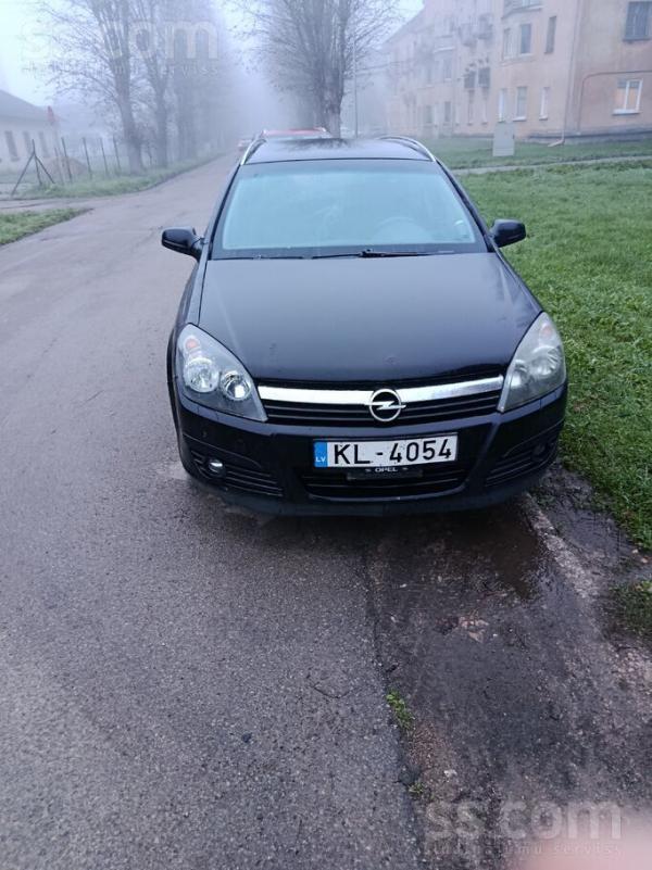 Black Opel Astra 2006 in Jekabpils, with an engine capacity of 1.90 L and mileage of 371 thousand km for 2100 €, photo 10 on AUTOMOTO.COM.LV