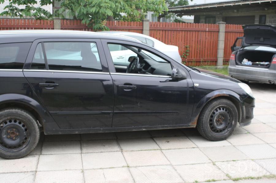 Black Opel Astra 2007 in Riga, with an engine capacity of 1.70 L and mileage of 289 thousand km for 1250 €, photo 4 on AUTOMOTO.COM.LV