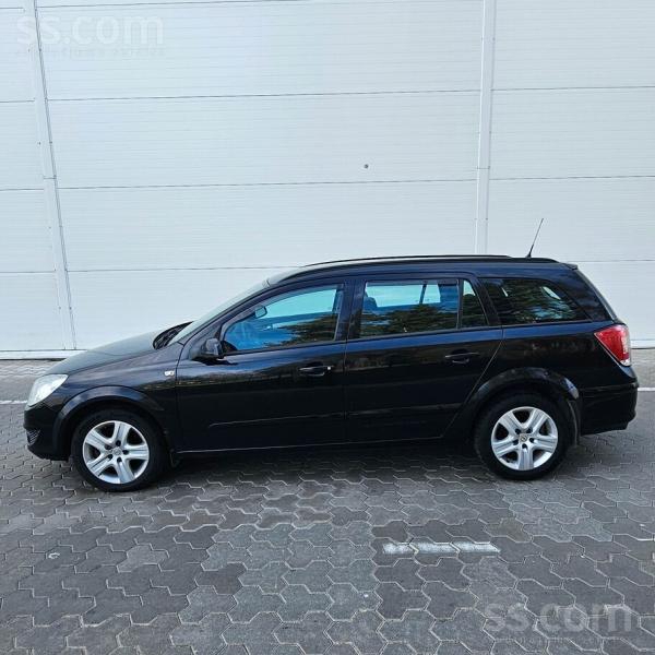 Black Opel Astra 2007 in Riga, with an engine capacity of 1.70 L and mileage of 373 thousand km for 1510 €, photo 4 on AUTOMOTO.COM.LV