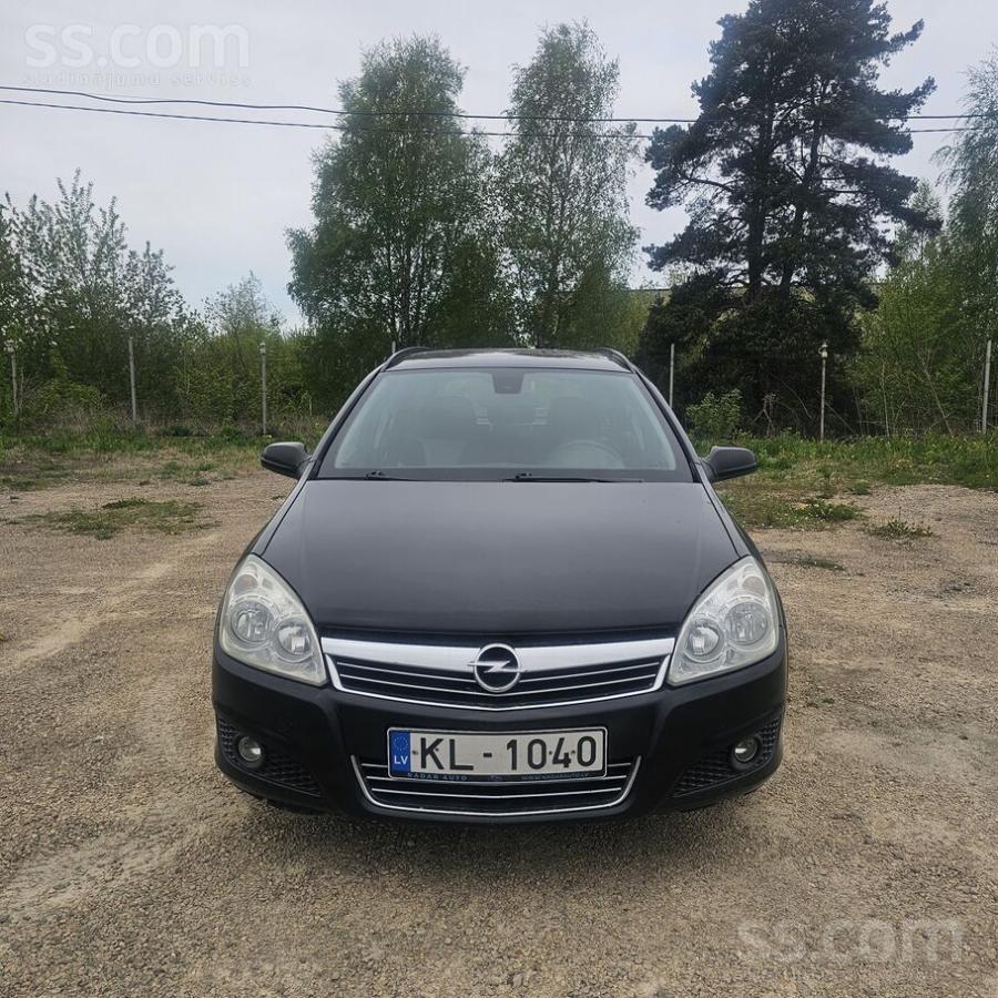 Black Opel Astra 2007 in Riga, with an engine capacity of 1.70 L and mileage of 370 thousand km for 1390 €, photo 3 on AUTOMOTO.COM.LV