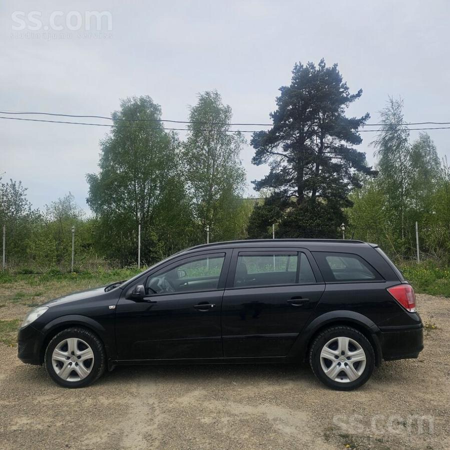 Black Opel Astra 2007 in Riga, with an engine capacity of 1.70 L and mileage of 370 thousand km for 1390 €, photo 8 on AUTOMOTO.COM.LV