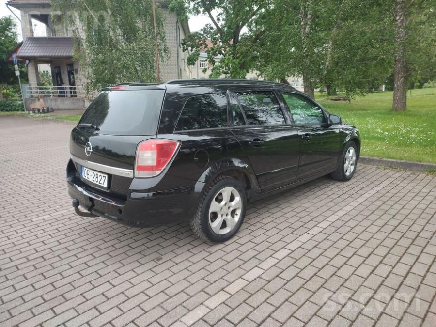 Black Opel Astra 2007 in Tukums, with an engine capacity of 1.90 L and mileage of 254 thousand km for 1750 €, photo 1 on AUTOMOTO.COM.LV
