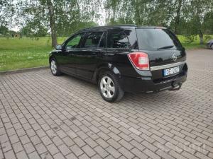 Black Opel Astra 2007 in Tukums, with an engine capacity of 1.90 L and mileage of 254 thousand km for 1750 €, photo 3 on AUTOMOTO.COM.LV