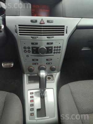 Black Opel Astra 2007 in Tukums, with an engine capacity of 1.90 L and mileage of 254 thousand km for 1750 €, photo 7 on AUTOMOTO.COM.LV