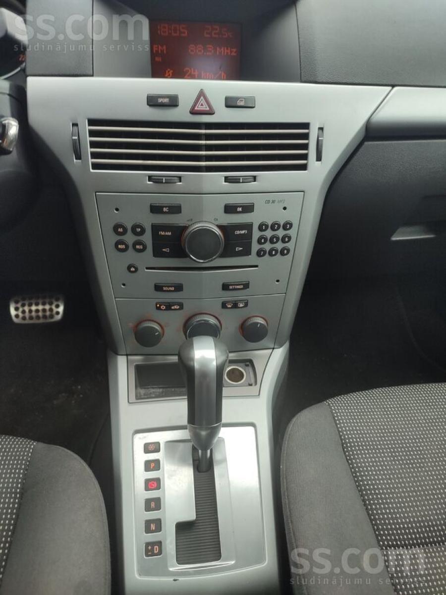 Black Opel Astra 2007 in Tukums, with an engine capacity of 1.90 L and mileage of 254 thousand km for 1750 €, photo 7 on AUTOMOTO.COM.LV