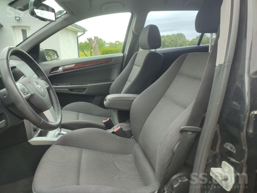 Black Opel Astra 2007 in Tukums, with an engine capacity of 1.90 L and mileage of 254 thousand km for 1750 €, photo 8 on AUTOMOTO.COM.LV