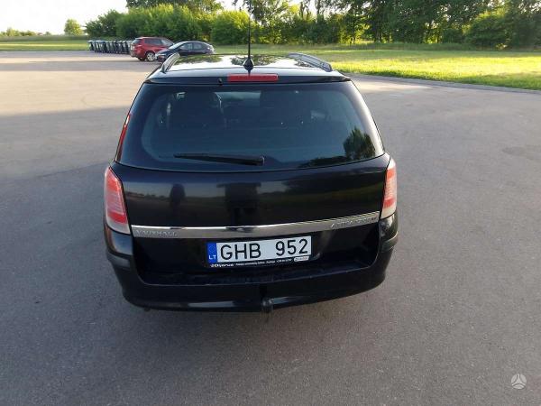 Black Opel Astra 2007 in Kretinga, with an engine capacity of 1.91 L and mileage of 420 thousand km for 1250 €, photo 3 on AUTOMOTO.COM.LV