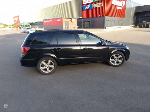 Black Opel Astra 2007 in Kretinga, with an engine capacity of 1.91 L and mileage of 420 thousand km for 1250 €, photo 4 on AUTOMOTO.COM.LV