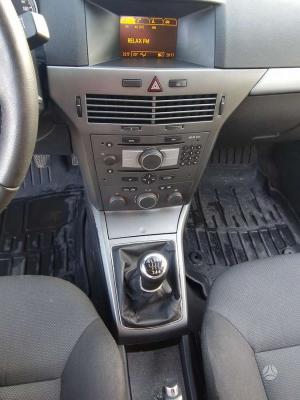 Black Opel Astra 2007 in Kretinga, with an engine capacity of 1.91 L and mileage of 420 thousand km for 1250 €, photo 10 on AUTOMOTO.COM.LV
