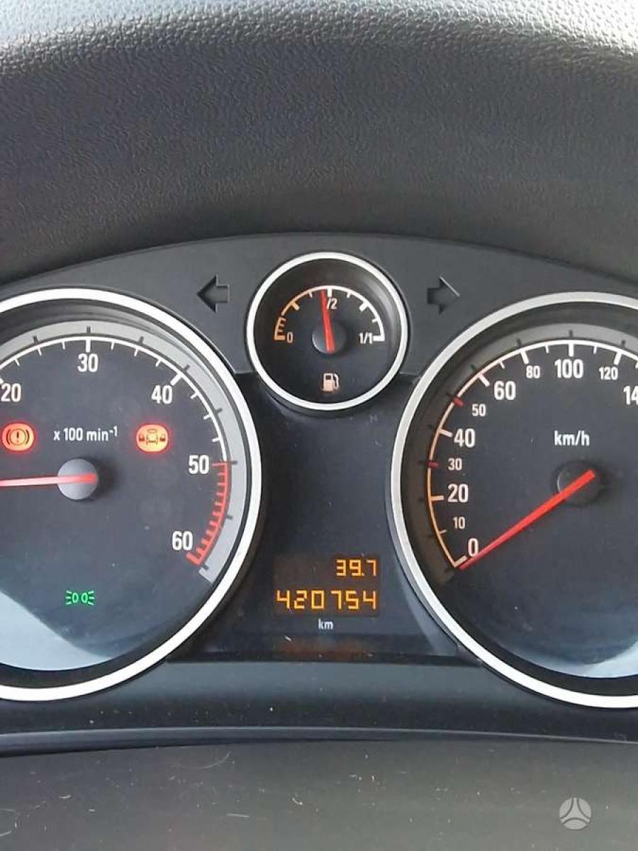 Black Opel Astra 2007 in Kretinga, with an engine capacity of 1.91 L and mileage of 420 thousand km for 1250 €, photo 13 on AUTOMOTO.COM.LV