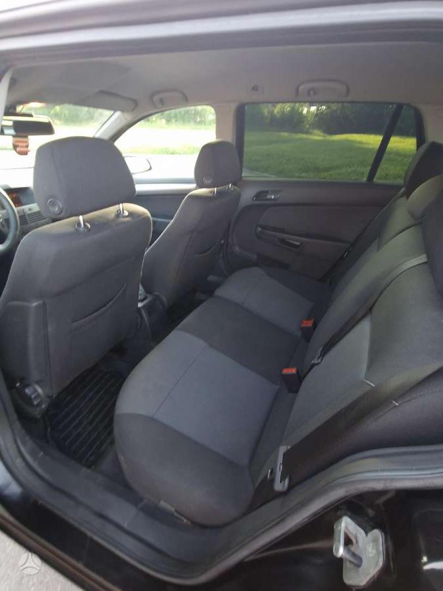 Black Opel Astra 2007 in Kretinga, with an engine capacity of 1.91 L and mileage of 420 thousand km for 1250 €, photo 14 on AUTOMOTO.COM.LV