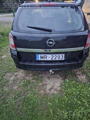 Black Opel Astra 2007 in Bauska, with an engine capacity of 1.70 L and mileage of 397 thousand km for 1350 €, photo 4 on AUTOMOTO.COM.LV