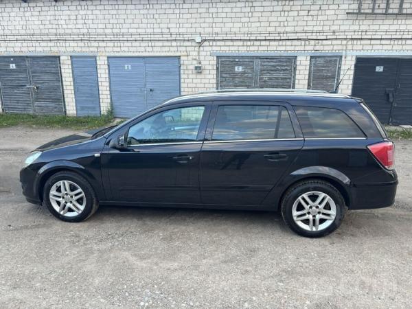 Black Opel Astra 2007 in Valmiera, with an engine capacity of 1.90 L and mileage of 235 thousand km for 1600 €, photo 1 on AUTOMOTO.COM.LV