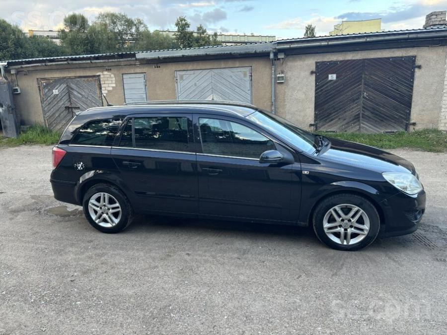 Black Opel Astra 2007 in Valmiera, with an engine capacity of 1.90 L and mileage of 235 thousand km for 1600 €, photo 3 on AUTOMOTO.COM.LV