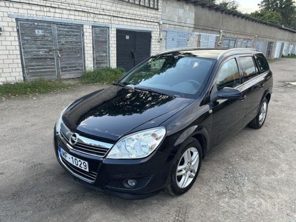 Black Opel Astra 2007 in Valmiera, with an engine capacity of 1.90 L and mileage of 235 thousand km for 1600 €, photo 3 on AUTOMOTO.COM.LV
