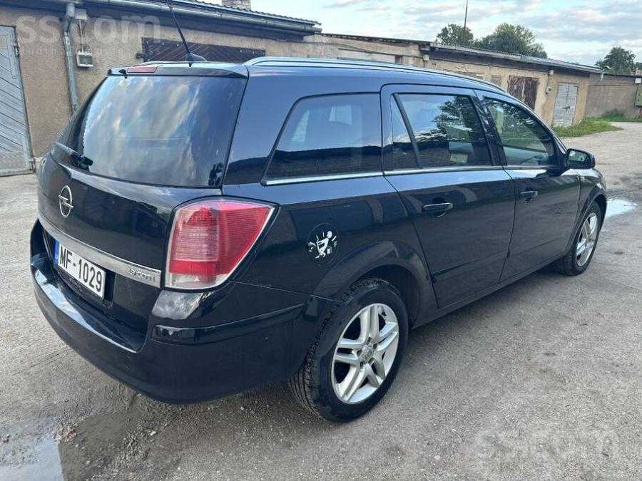 Black Opel Astra 2007 in Valmiera, with an engine capacity of 1.90 L and mileage of 235 thousand km for 1600 €, photo 6 on AUTOMOTO.COM.LV