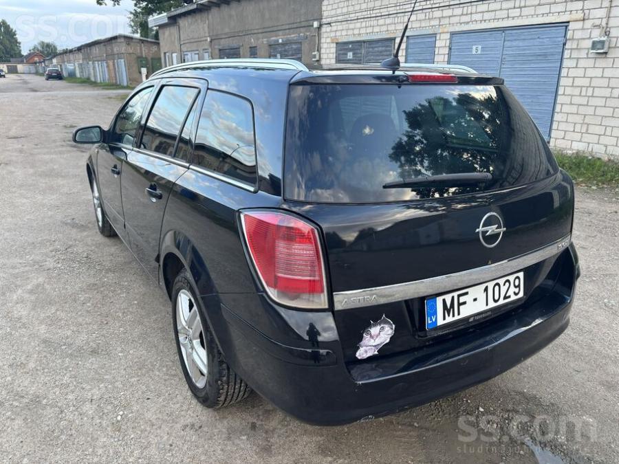 Black Opel Astra 2007 in Valmiera, with an engine capacity of 1.90 L and mileage of 235 thousand km for 1600 €, photo 7 on AUTOMOTO.COM.LV