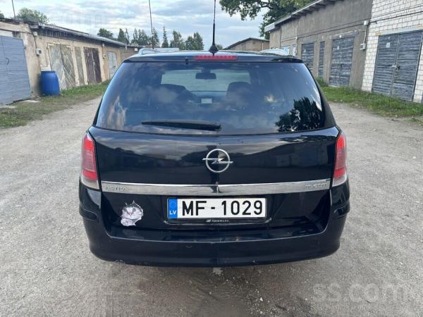 Black Opel Astra 2007 in Valmiera, with an engine capacity of 1.90 L and mileage of 235 thousand km for 1600 €, photo 8 on AUTOMOTO.COM.LV