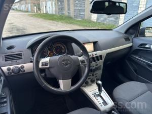 Black Opel Astra 2007 in Valmiera, with an engine capacity of 1.90 L and mileage of 235 thousand km for 1600 €, photo 10 on AUTOMOTO.COM.LV