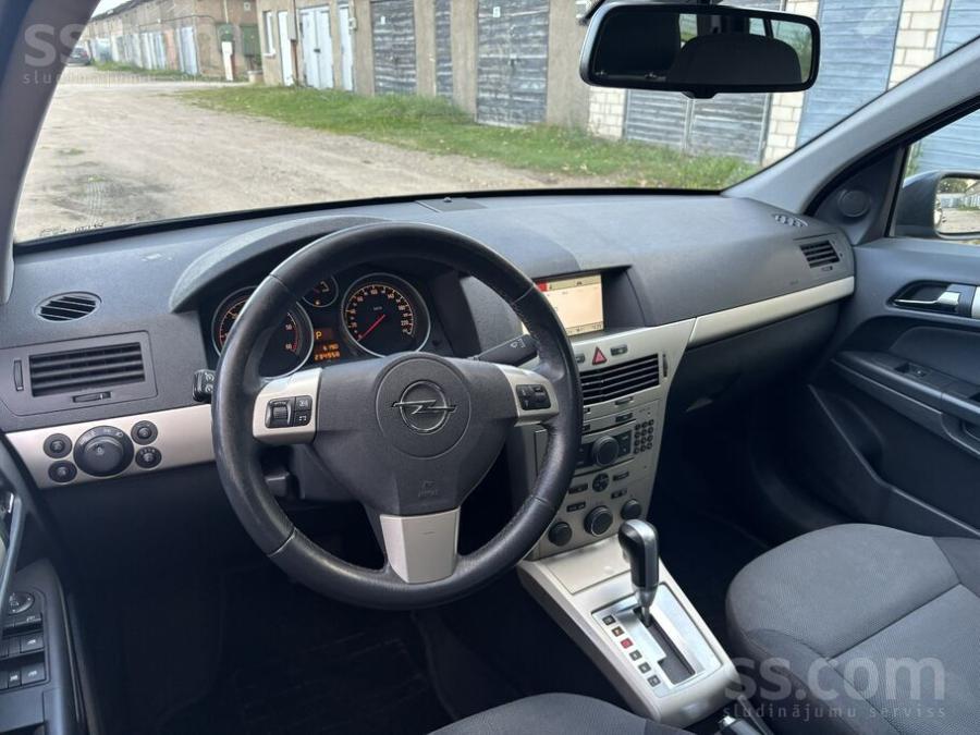 Black Opel Astra 2007 in Valmiera, with an engine capacity of 1.90 L and mileage of 235 thousand km for 1600 €, photo 10 on AUTOMOTO.COM.LV