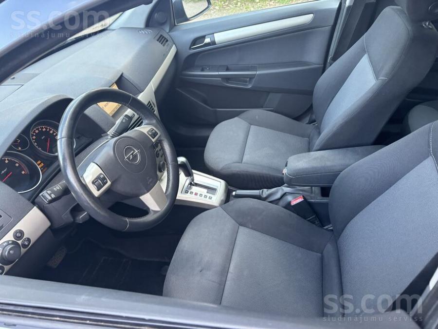 Black Opel Astra 2007 in Valmiera, with an engine capacity of 1.90 L and mileage of 235 thousand km for 1600 €, photo 11 on AUTOMOTO.COM.LV