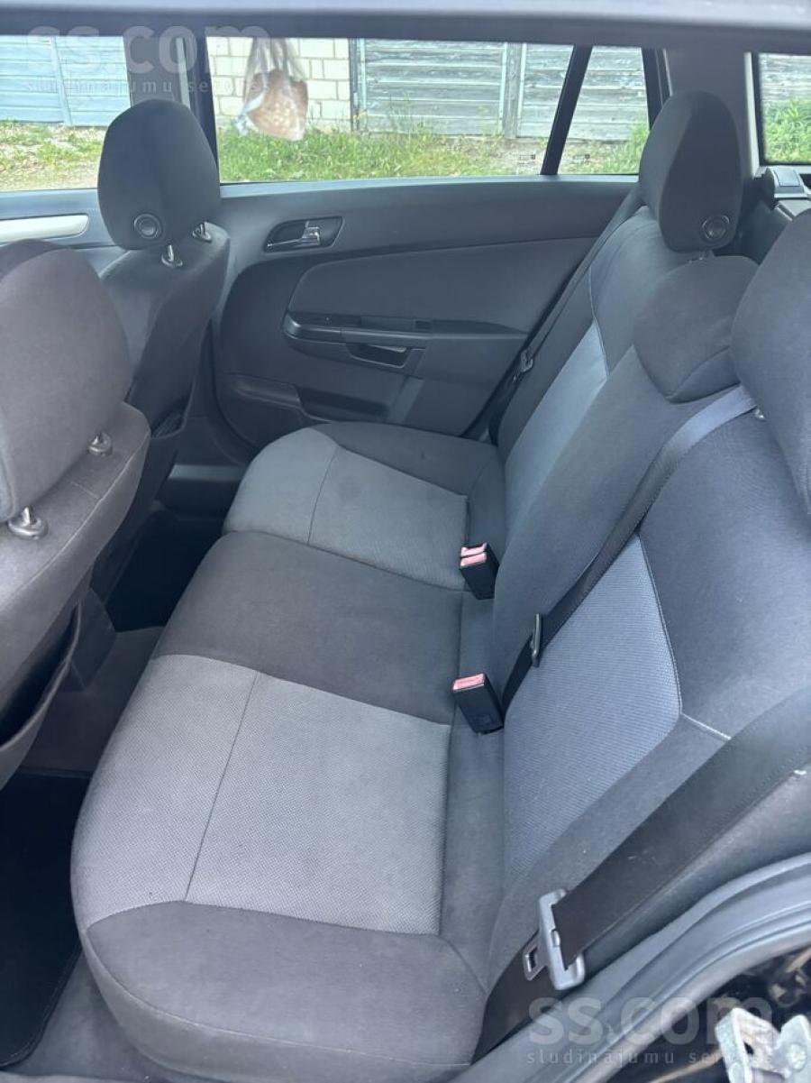 Black Opel Astra 2007 in Valmiera, with an engine capacity of 1.90 L and mileage of 235 thousand km for 1600 €, photo 12 on AUTOMOTO.COM.LV