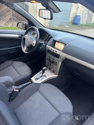 Black Opel Astra 2007 in Valmiera, with an engine capacity of 1.90 L and mileage of 235 thousand km for 1600 €, photo 13 on AUTOMOTO.COM.LV