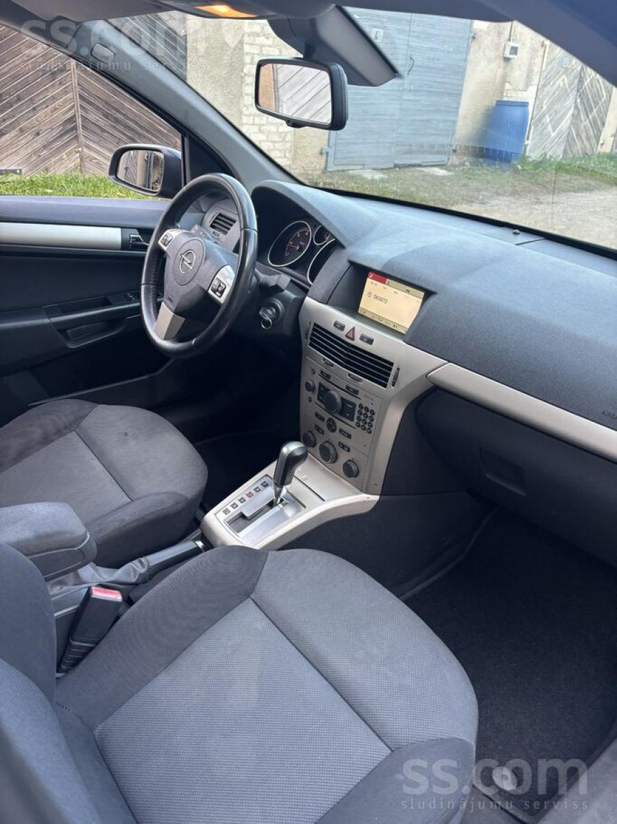 Black Opel Astra 2007 in Valmiera, with an engine capacity of 1.90 L and mileage of 235 thousand km for 1600 €, photo 13 on AUTOMOTO.COM.LV