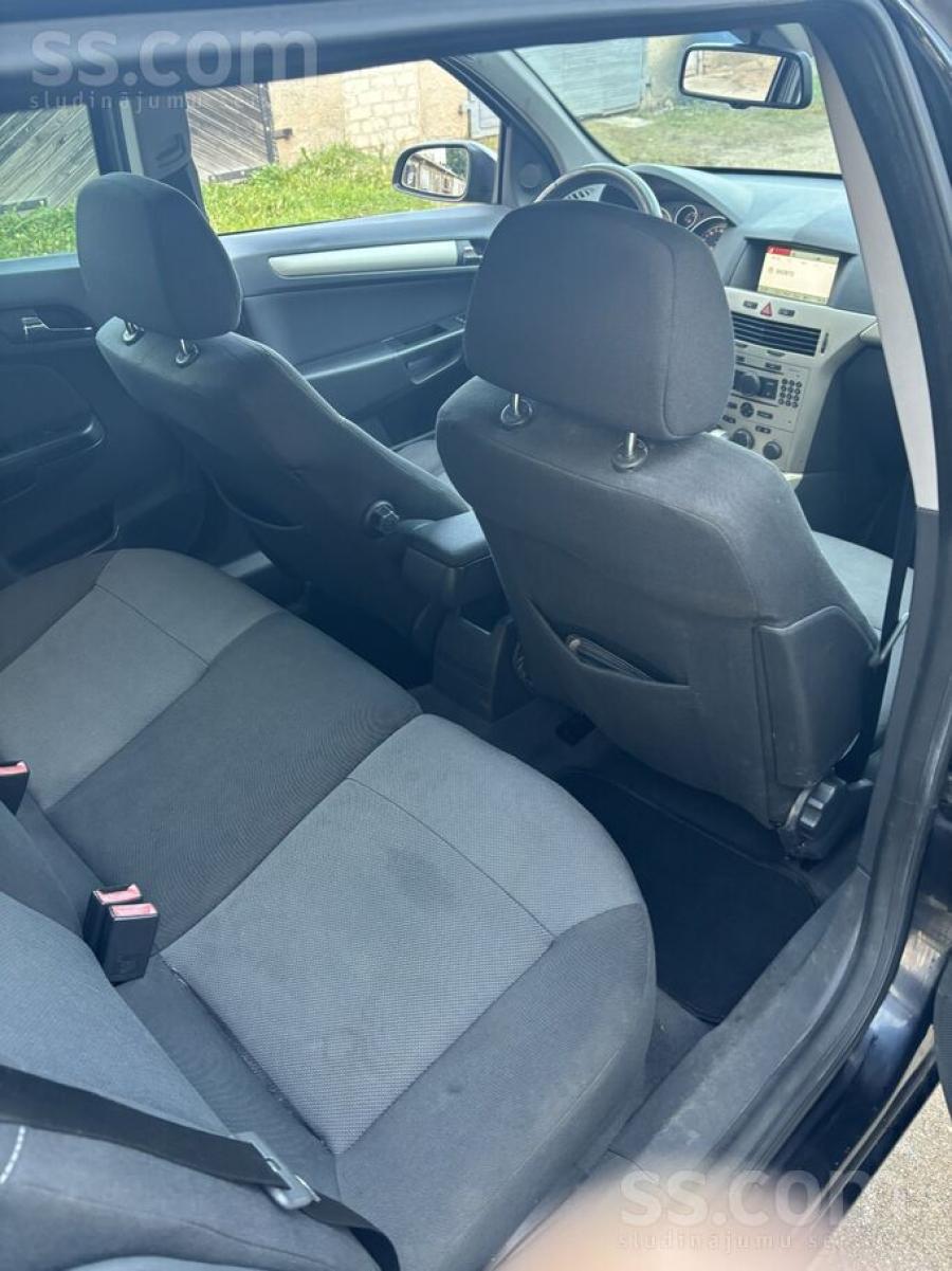 Black Opel Astra 2007 in Valmiera, with an engine capacity of 1.90 L and mileage of 235 thousand km for 1600 €, photo 14 on AUTOMOTO.COM.LV