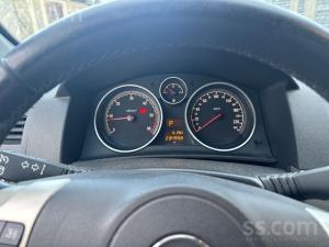 Black Opel Astra 2007 in Valmiera, with an engine capacity of 1.90 L and mileage of 235 thousand km for 1600 €, photo 15 on AUTOMOTO.COM.LV