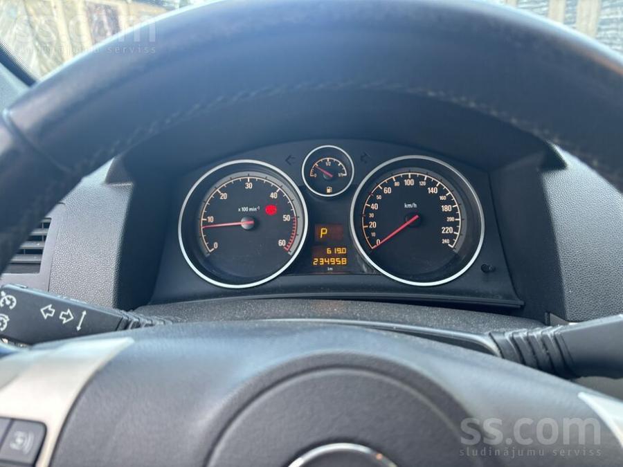 Black Opel Astra 2007 in Valmiera, with an engine capacity of 1.90 L and mileage of 235 thousand km for 1600 €, photo 15 on AUTOMOTO.COM.LV