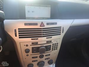 Black Opel Astra 2007 in Kaunas, with an engine capacity of 1.90 L and mileage of 270 thousand km for 1500 €, photo 8 on AUTOMOTO.COM.LV