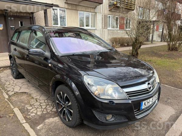 Black Opel Astra 2008 in Riga, with an engine capacity of 1.90 L and mileage of 251 thousand km for 1800 €, photo 2 on AUTOMOTO.COM.LV