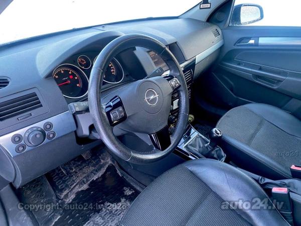 Melns Opel Astra 2008 Hāpsalu, ar dzinēja tilpumu 1.70 L un nobraukumu 390 tūkst. km par 1650 €, foto 9 vietnē AUTOMOTO.COM.LV