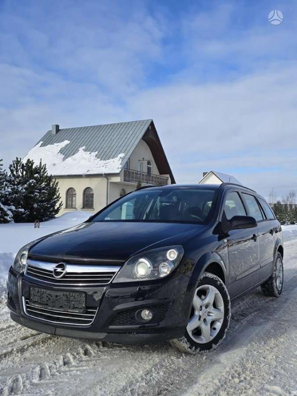 Black Opel Astra 2008 in Utena, with an engine capacity of 1.60 L and mileage of 220 thousand km for 1999 €, photo 2 on AUTOMOTO.COM.LV