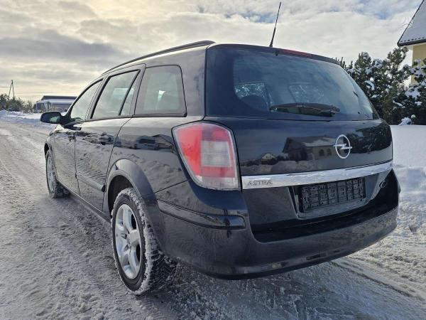 Black Opel Astra 2008 in Utena, with an engine capacity of 1.60 L and mileage of 220 thousand km for 1999 €, photo 3 on AUTOMOTO.COM.LV