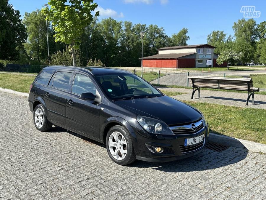 Black Opel Astra 2008 in Klaipeda, with an engine capacity of 1.70 L and mileage of 289 thousand km for 1450 €, photo 1 on AUTOMOTO.COM.LV