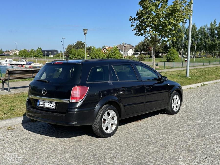 Black Opel Astra 2008 in Klaipeda, with an engine capacity of 1.70 L and mileage of 289 thousand km for 1450 €, photo 4 on AUTOMOTO.COM.LV