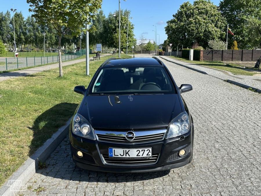 Black Opel Astra 2008 in Klaipeda, with an engine capacity of 1.70 L and mileage of 289 thousand km for 1450 €, photo 9 on AUTOMOTO.COM.LV