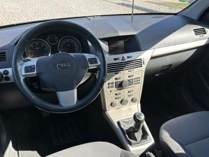 Black Opel Astra 2008 in Klaipeda, with an engine capacity of 1.70 L and mileage of 289 thousand km for 1450 €, photo 10 on AUTOMOTO.COM.LV