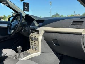 Black Opel Astra 2008 in Klaipeda, with an engine capacity of 1.70 L and mileage of 289 thousand km for 1450 €, photo 12 on AUTOMOTO.COM.LV