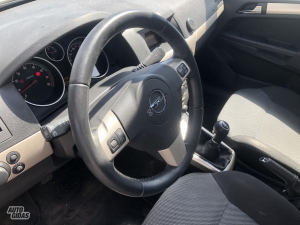 Black Opel Astra 2008 in Marijampole, with an engine capacity of 1.60 L and mileage of 220 thousand km for 1650 €, photo 10 on AUTOMOTO.COM.LV