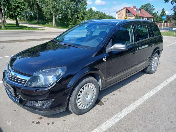 Black Opel Astra 2008 in Kelme, with an engine capacity of 1.80 L and mileage of 247 thousand km for 2750 €, photo 2 on AUTOMOTO.COM.LV