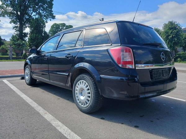 Black Opel Astra 2008 in Kelme, with an engine capacity of 1.80 L and mileage of 247 thousand km for 2750 €, photo 3 on AUTOMOTO.COM.LV