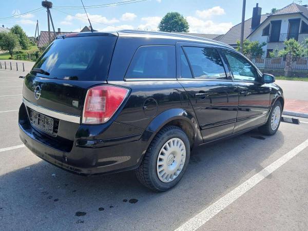 Black Opel Astra 2008 in Kelme, with an engine capacity of 1.80 L and mileage of 247 thousand km for 2750 €, photo 4 on AUTOMOTO.COM.LV